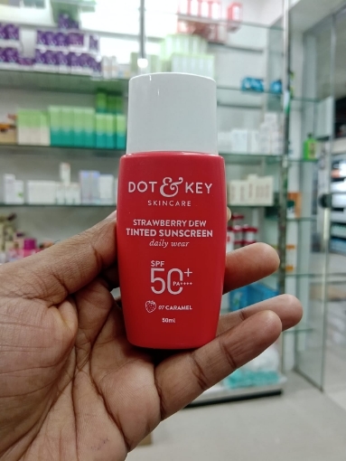 Dot & Key Strawberry Dew Tinted Sunscreen SPF 50+ PA++++ 07 Caramel ...
